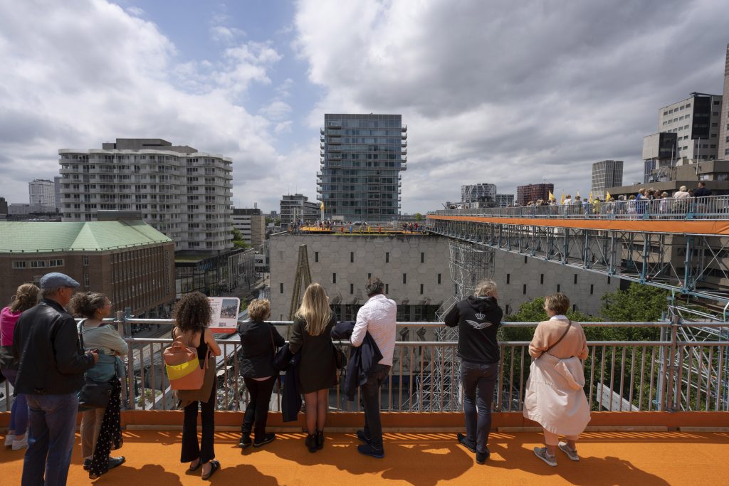 Luchtbrug Rotterdam Rooftop Walk hangt boven de Coolsingel - Rotterdam ...